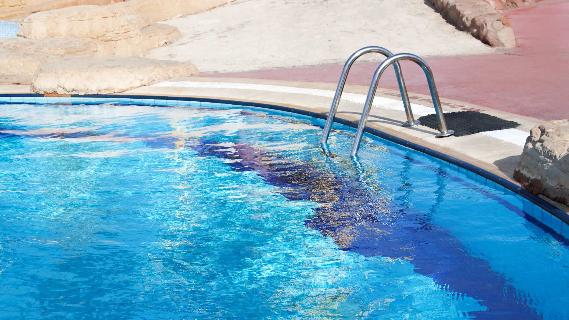 Chlorine Vs. Saltwater Pools: a Comprehensive Comparison - Marin Pool ...